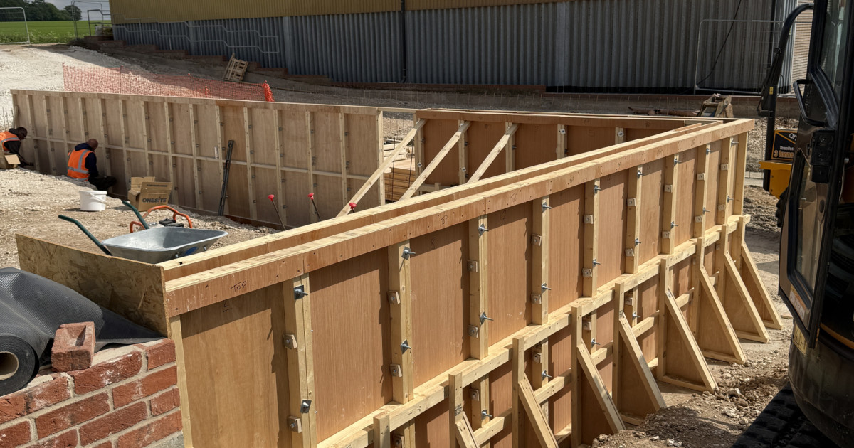 Concrete retaining wall shuttering